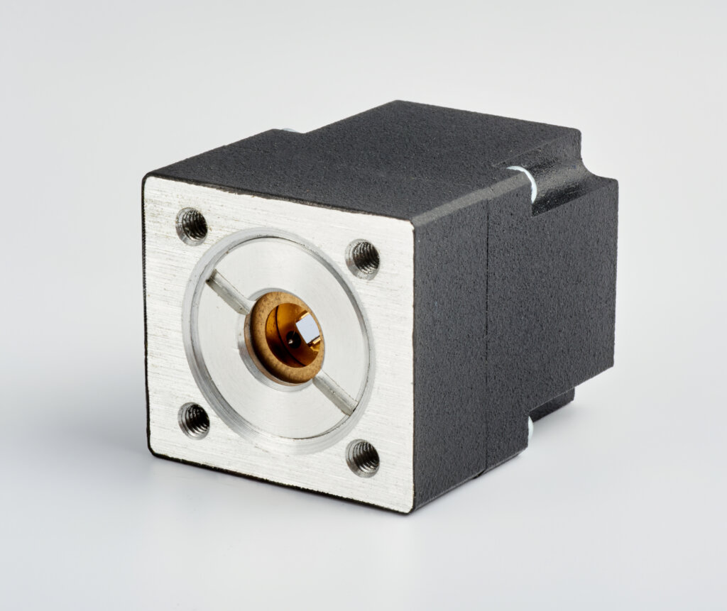 Small-size, for uncoold detectors, transimpedance SIP-TO39 amplifier ...